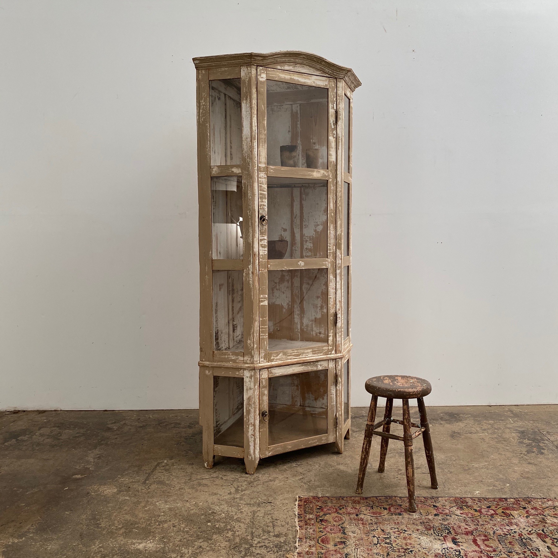 french painted showcase – Objet Vagabond