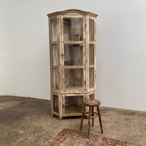french painted showcase – Objet Vagabond