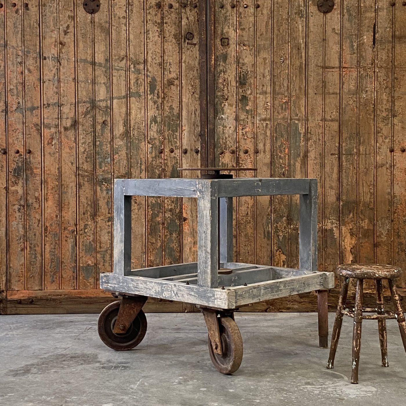 painted pottery stand – Objet Vagabond