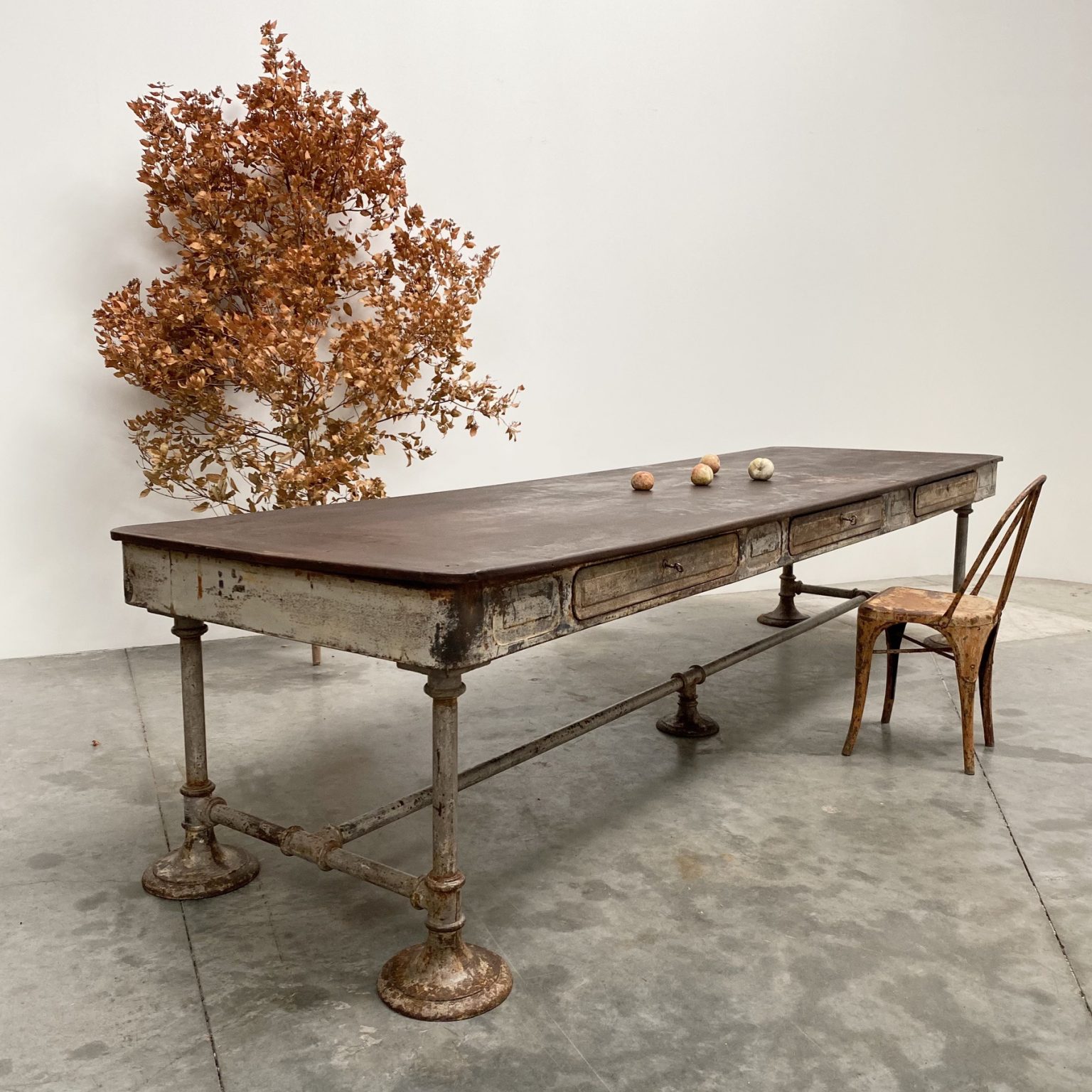 painted bank table – Objet Vagabond