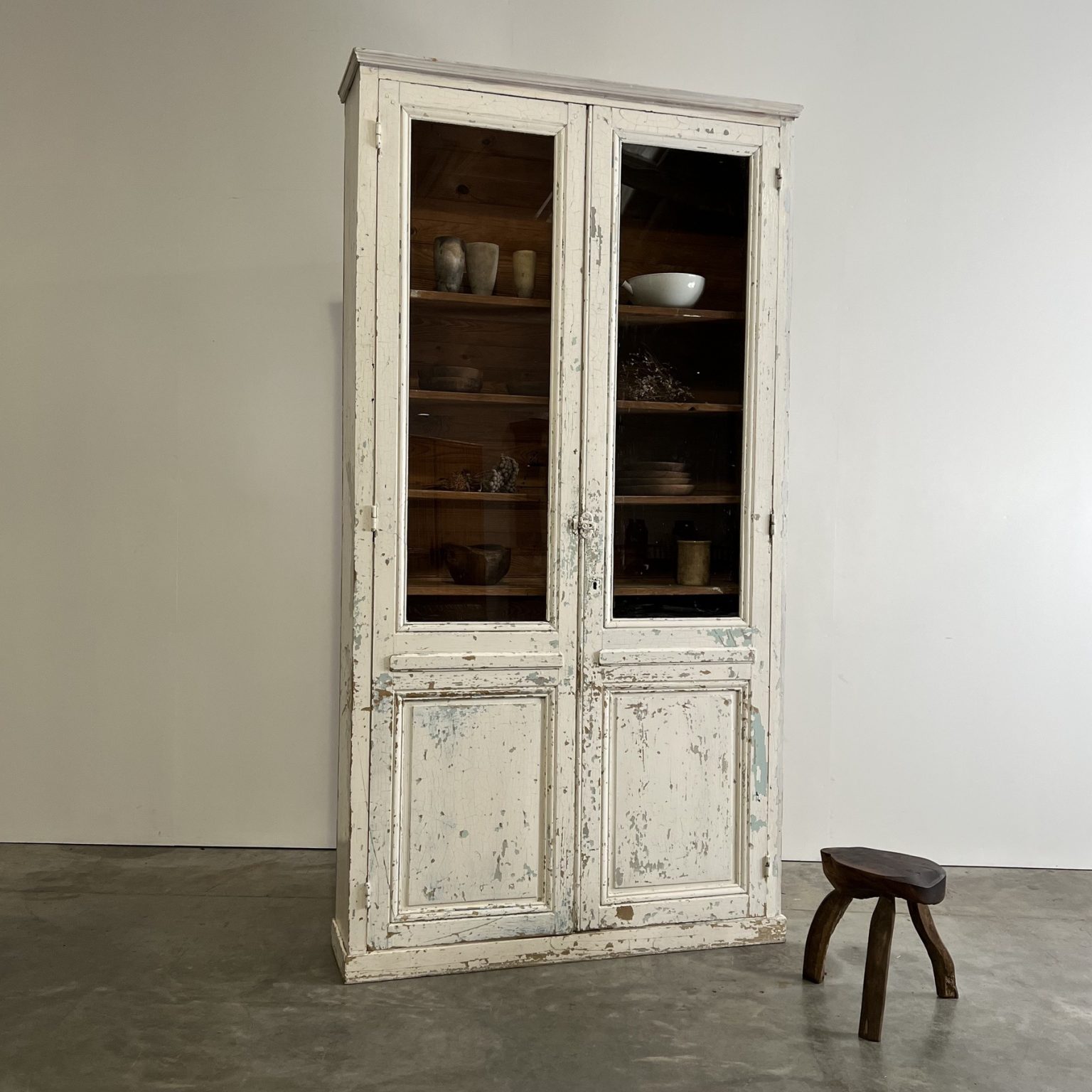 tall painted showcase – Objet Vagabond