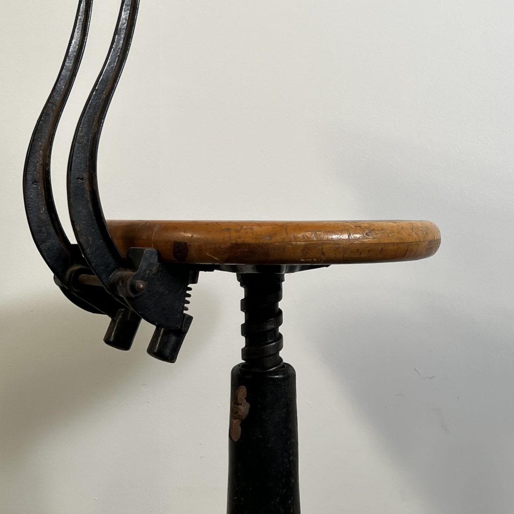 Singer chairs – Objet Vagabond