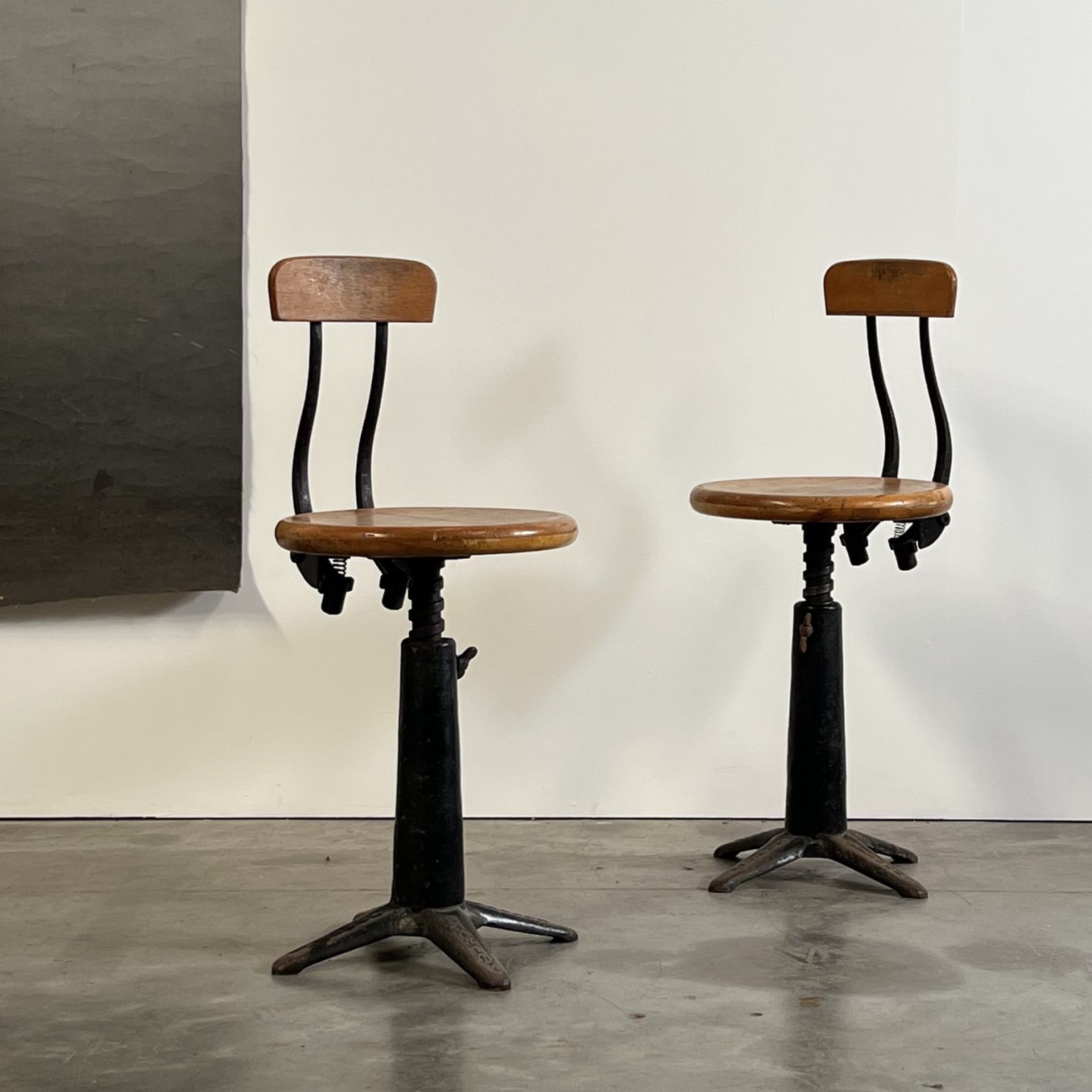 Singer chairs – Objet Vagabond