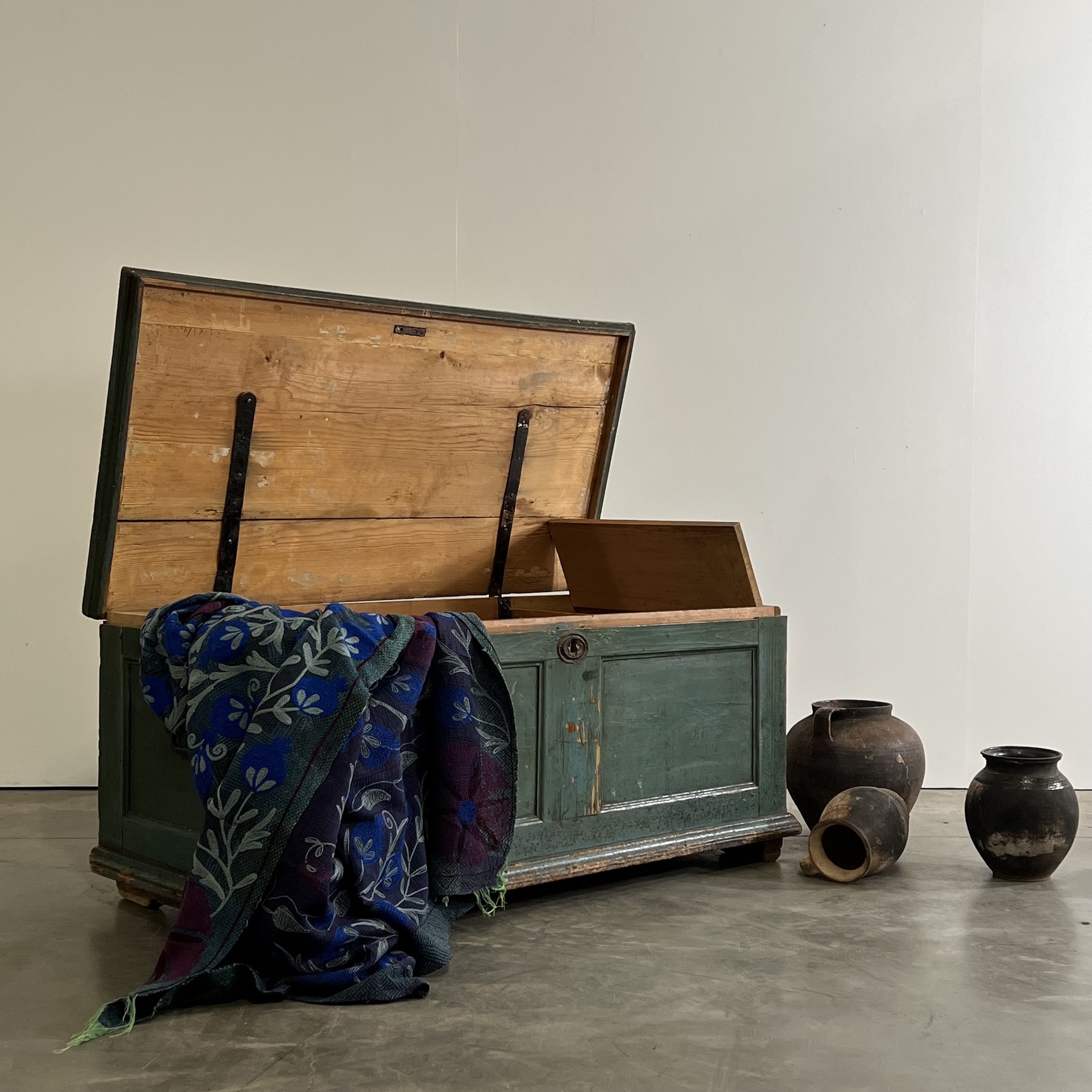 painted trunk – Objet Vagabond