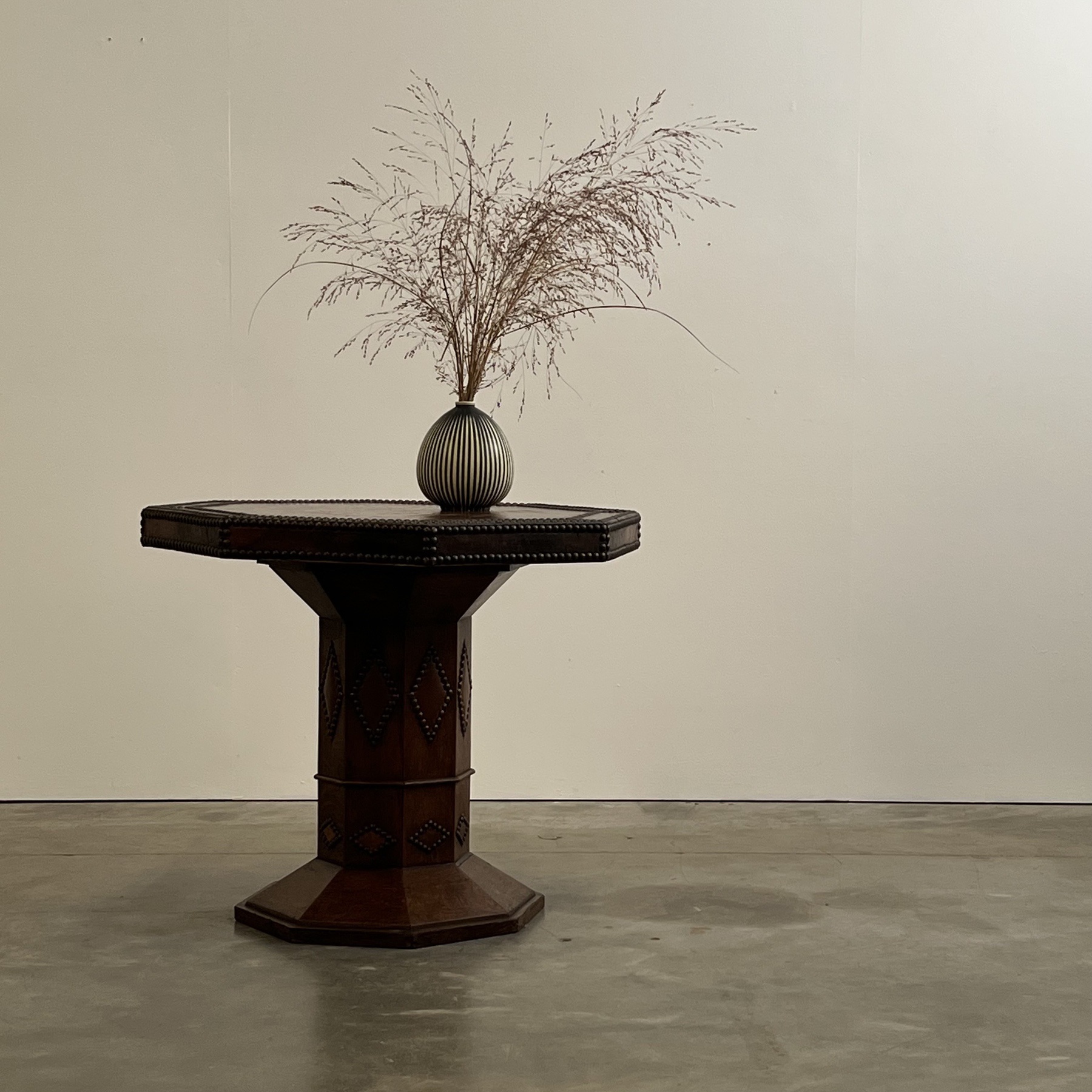 leather coffee table – Objet Vagabond