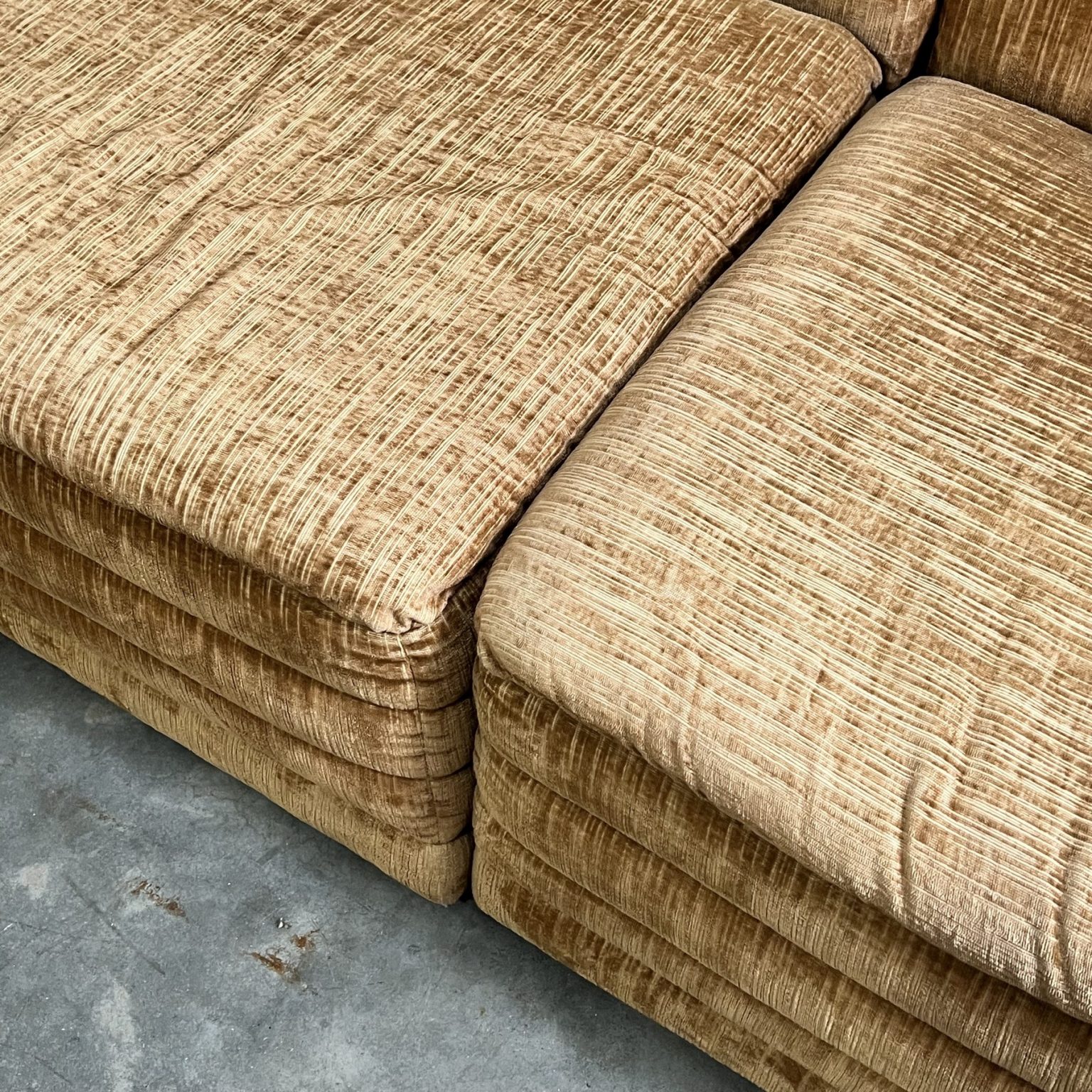 Huge velvet sofa – Objet Vagabond