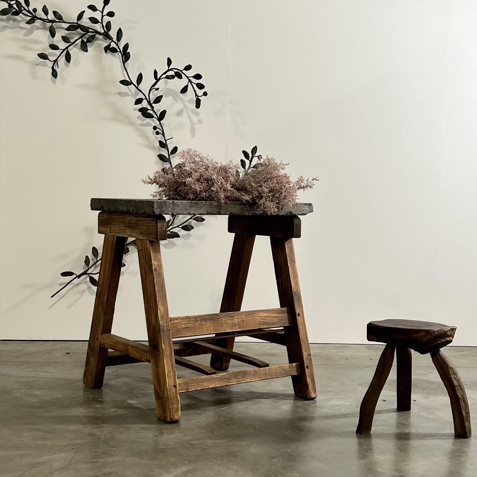 stone work table – Objet Vagabond