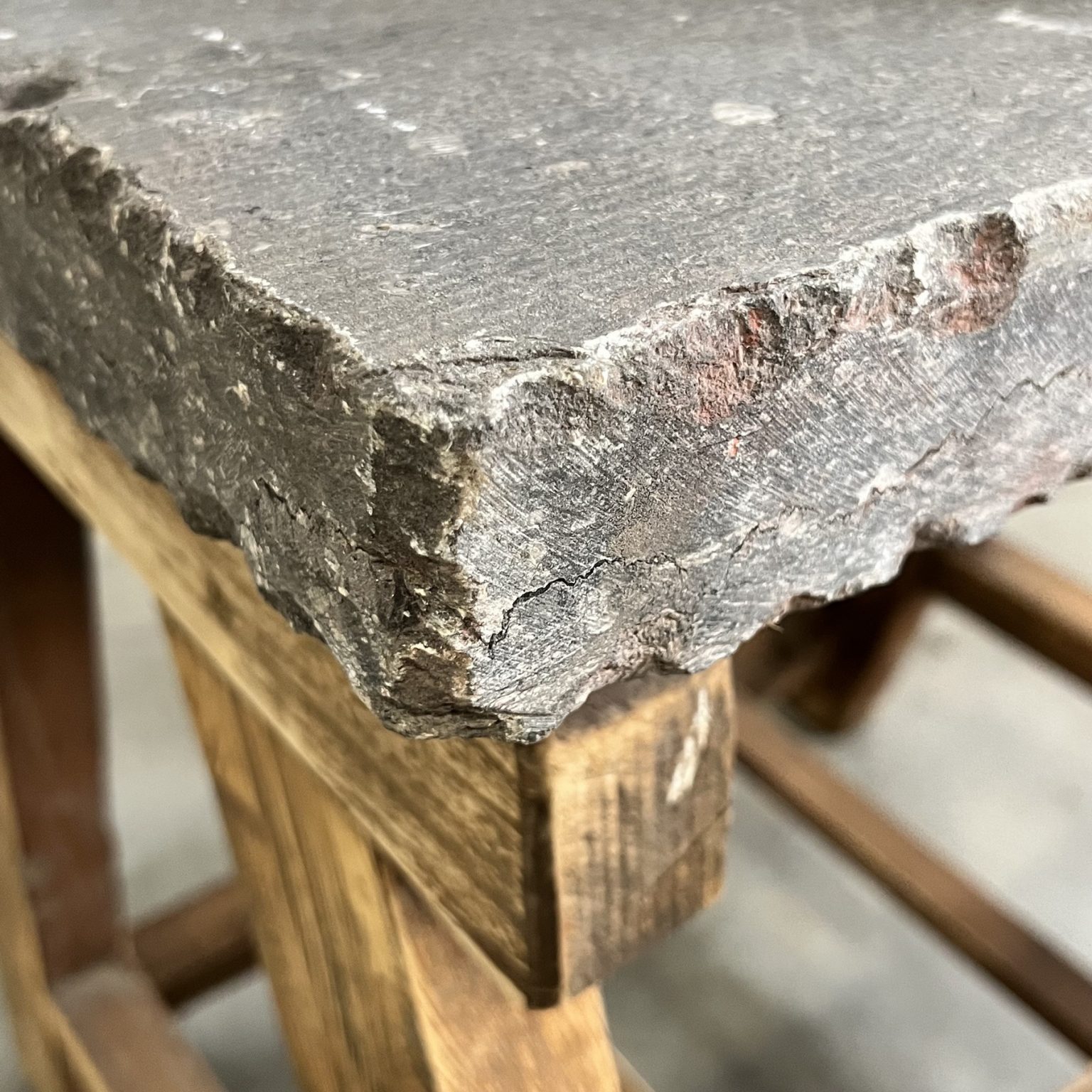stone work table – Objet Vagabond