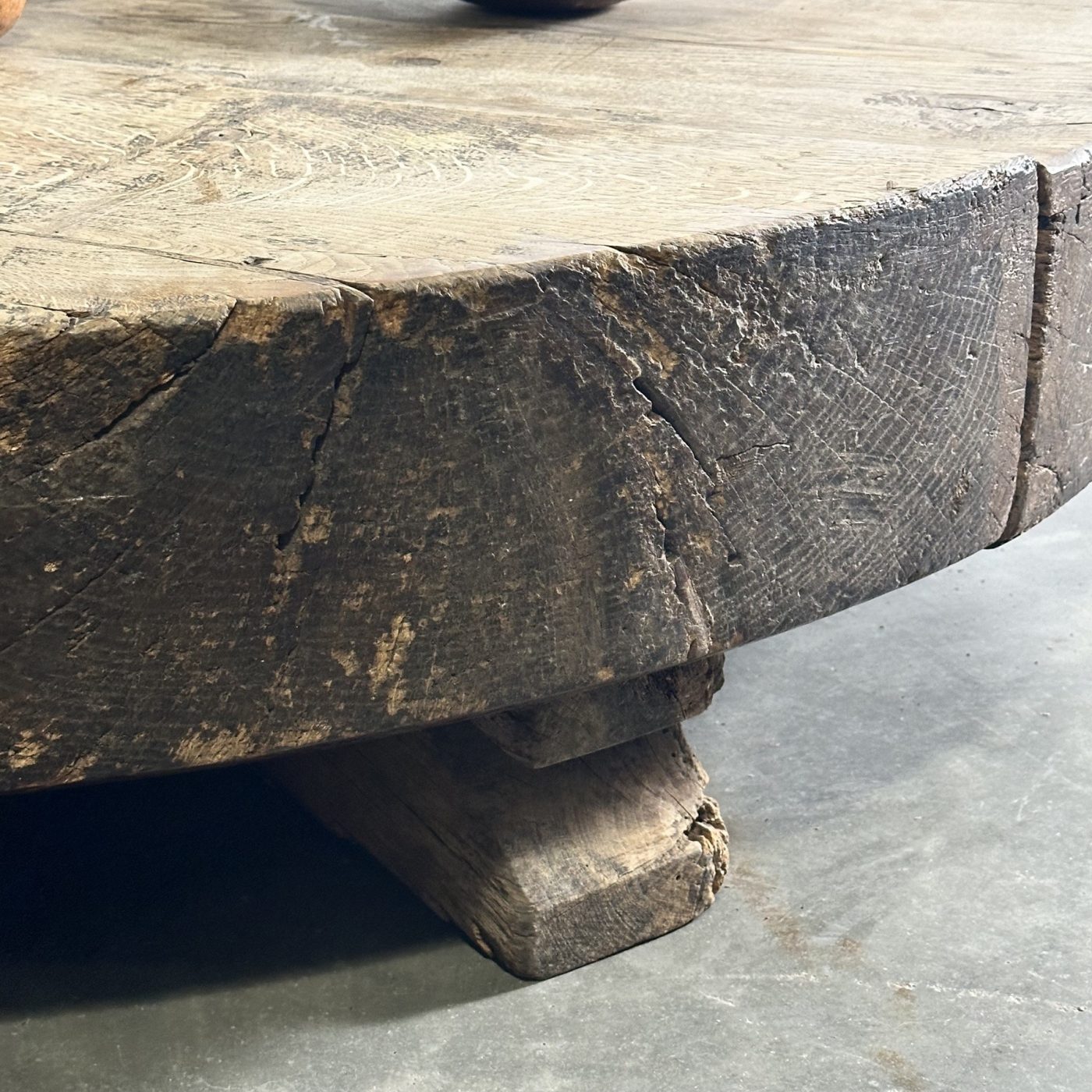 solid round coffee table – Objet Vagabond