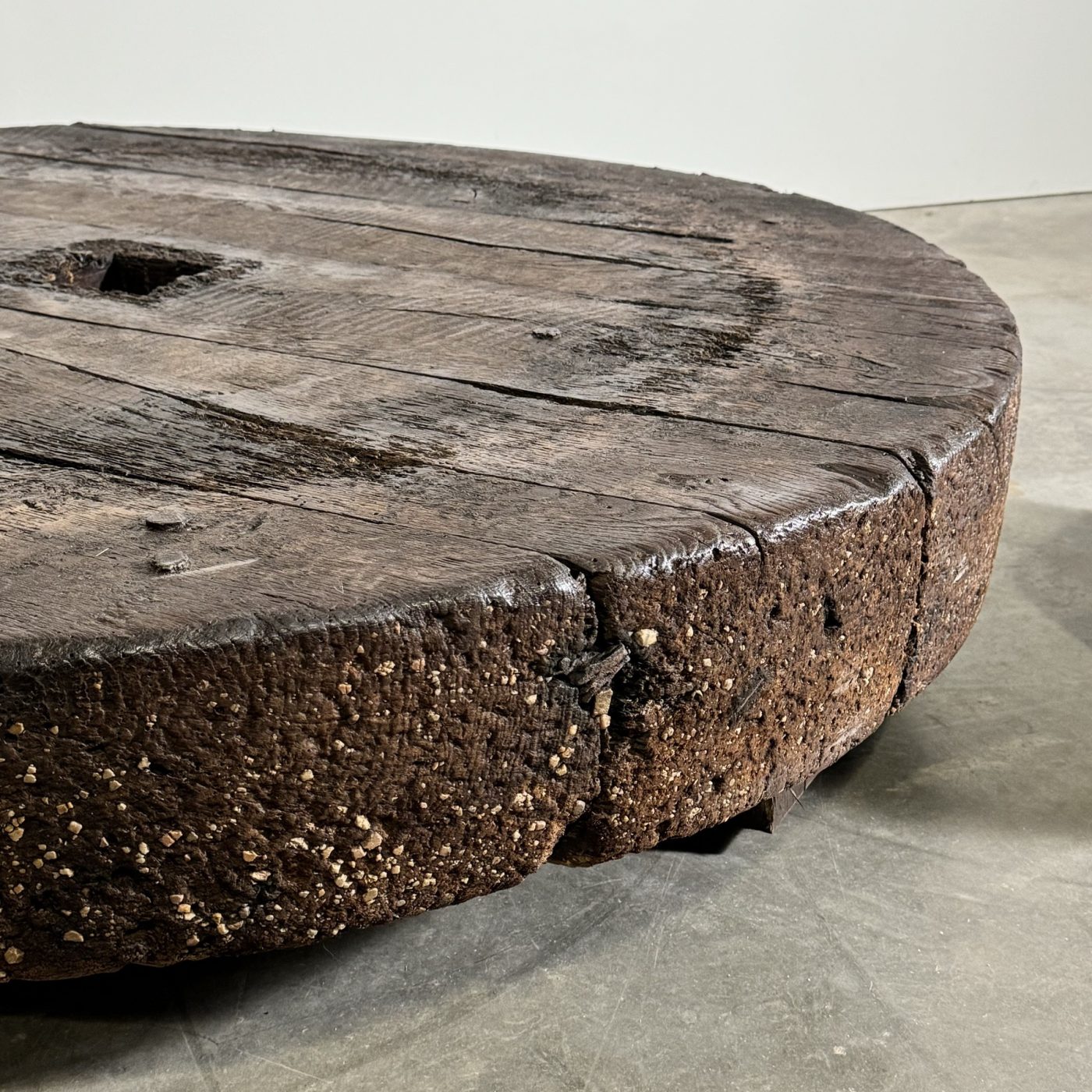 solid round coffee table – Objet Vagabond