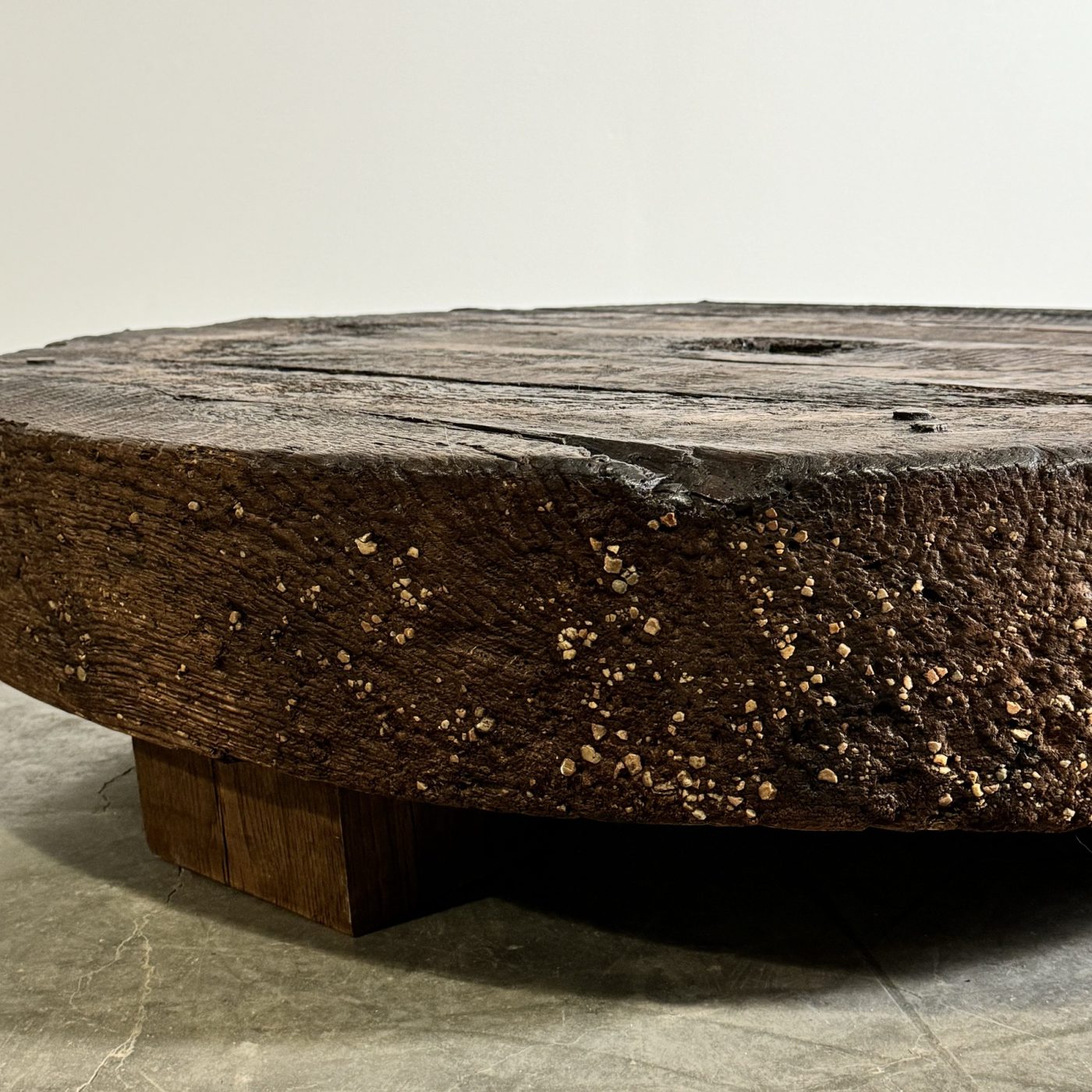 solid round coffee table – Objet Vagabond