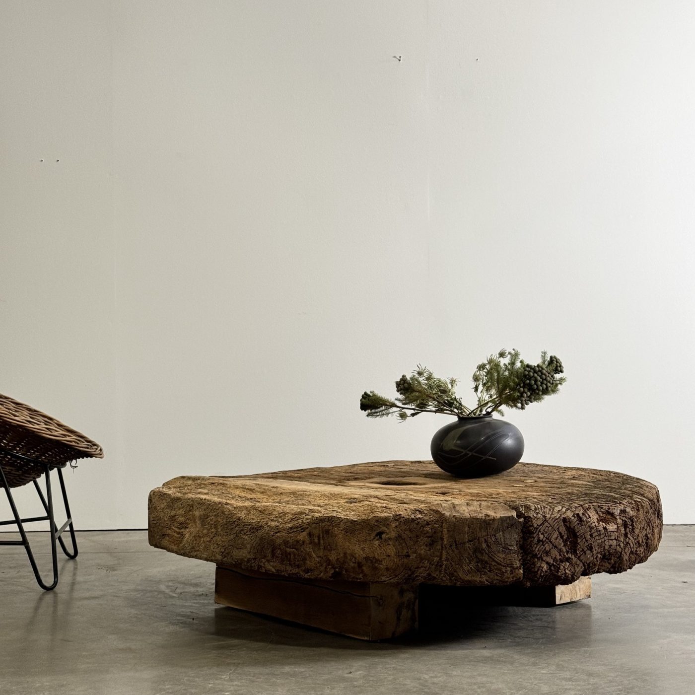 solid round coffee table – Objet Vagabond