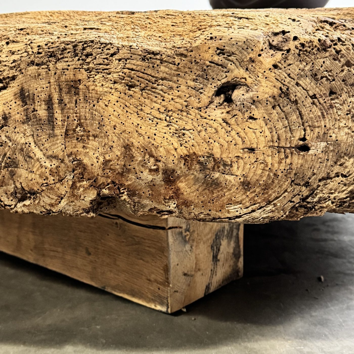 solid round coffee table – Objet Vagabond