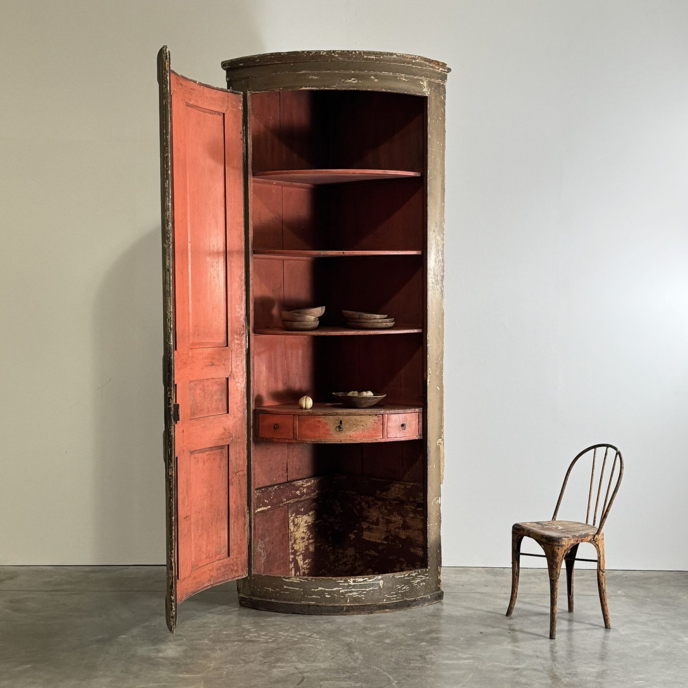 18th rounded cabinet – Objet Vagabond