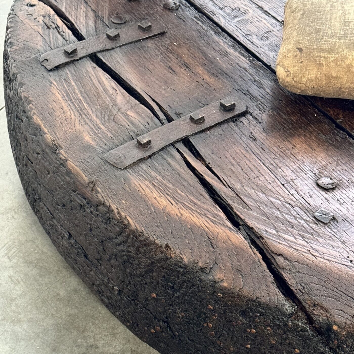 solid round coffee table – Objet Vagabond