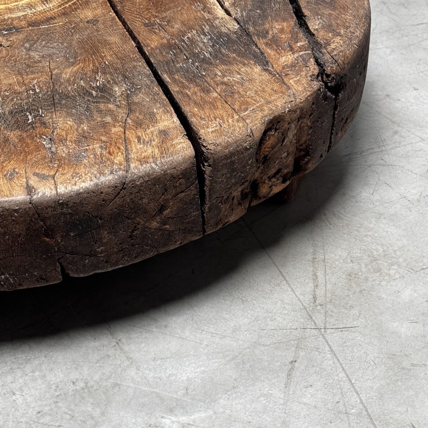 solid round coffee table – Objet Vagabond